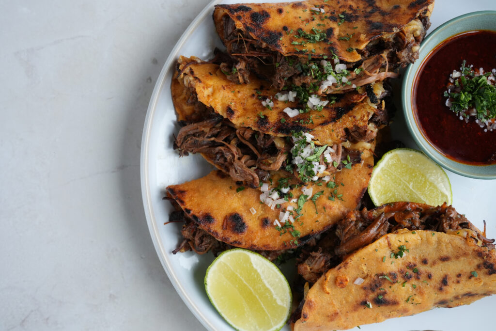 Birria taco's (Mexicaanse taco's met veel kaas en bouillon) - Culy