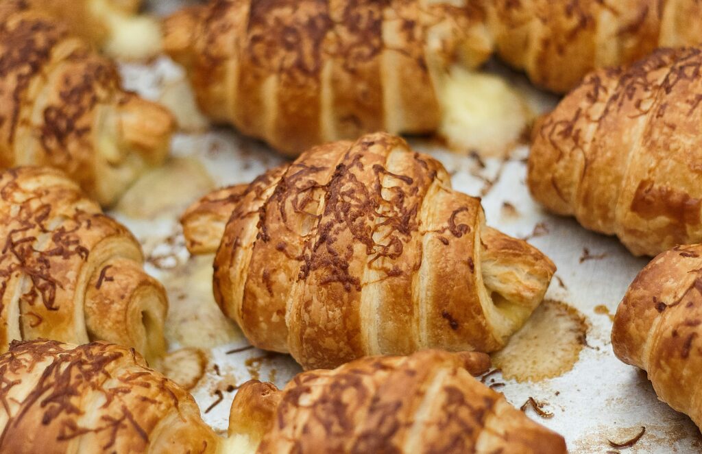 Een croissant met bechamel: geloof ons, je wil het - Culy