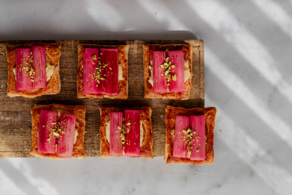 Rabarbersnack met room: makkelijke rabarbertaartjes - Culy