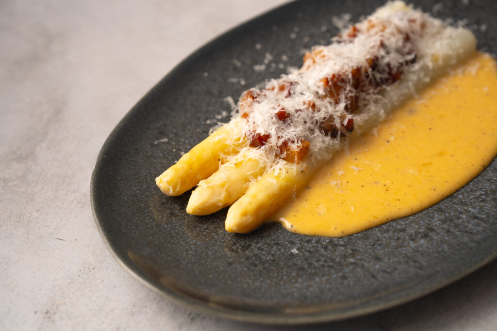 Witte asperges-recept in carbonara-stijl - Culy