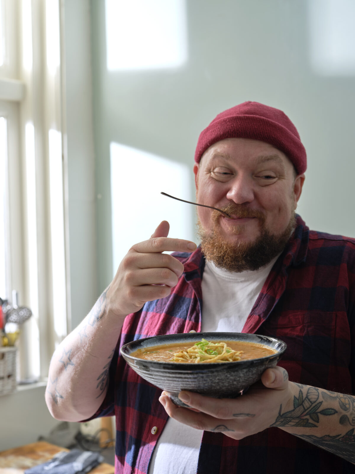 De Vrijheidssoep van Nick Toet: tomatensoep met miso en bosui - Culy