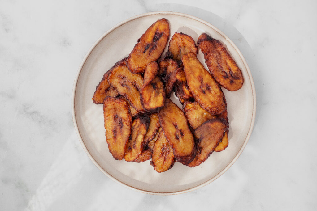 Bakbanaan frituren (fried plantain) doe je zo! - Culy