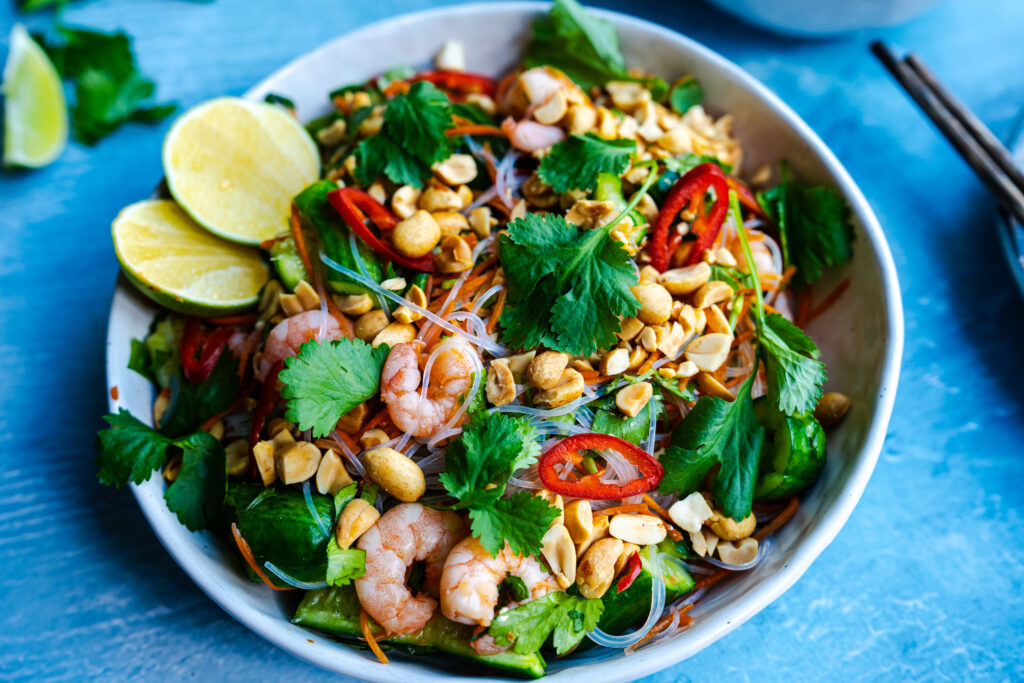 Vietnamese salade met garnalen, komkommer en noedels - Culy