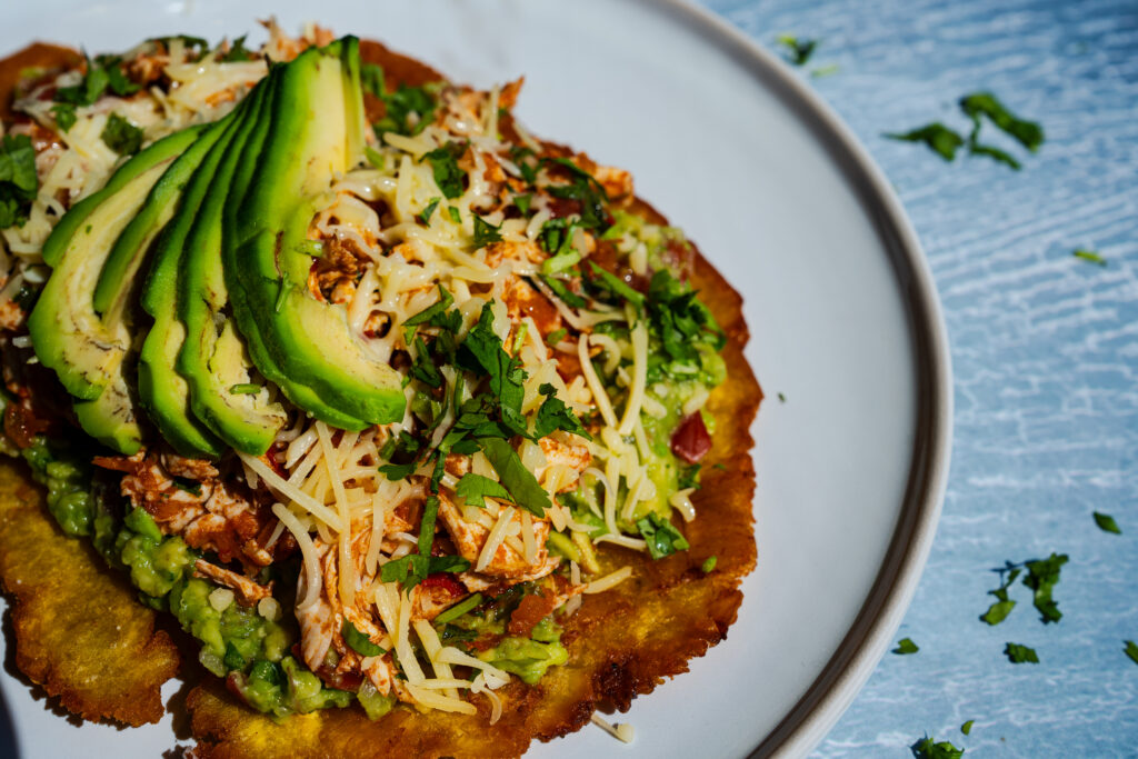 Patacon Pisao: geplette bakbanaan met kip en guacamole - Culy