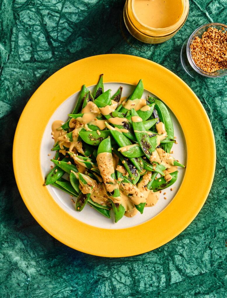 Geroosterde sugar snaps met sesamdressing - Culy