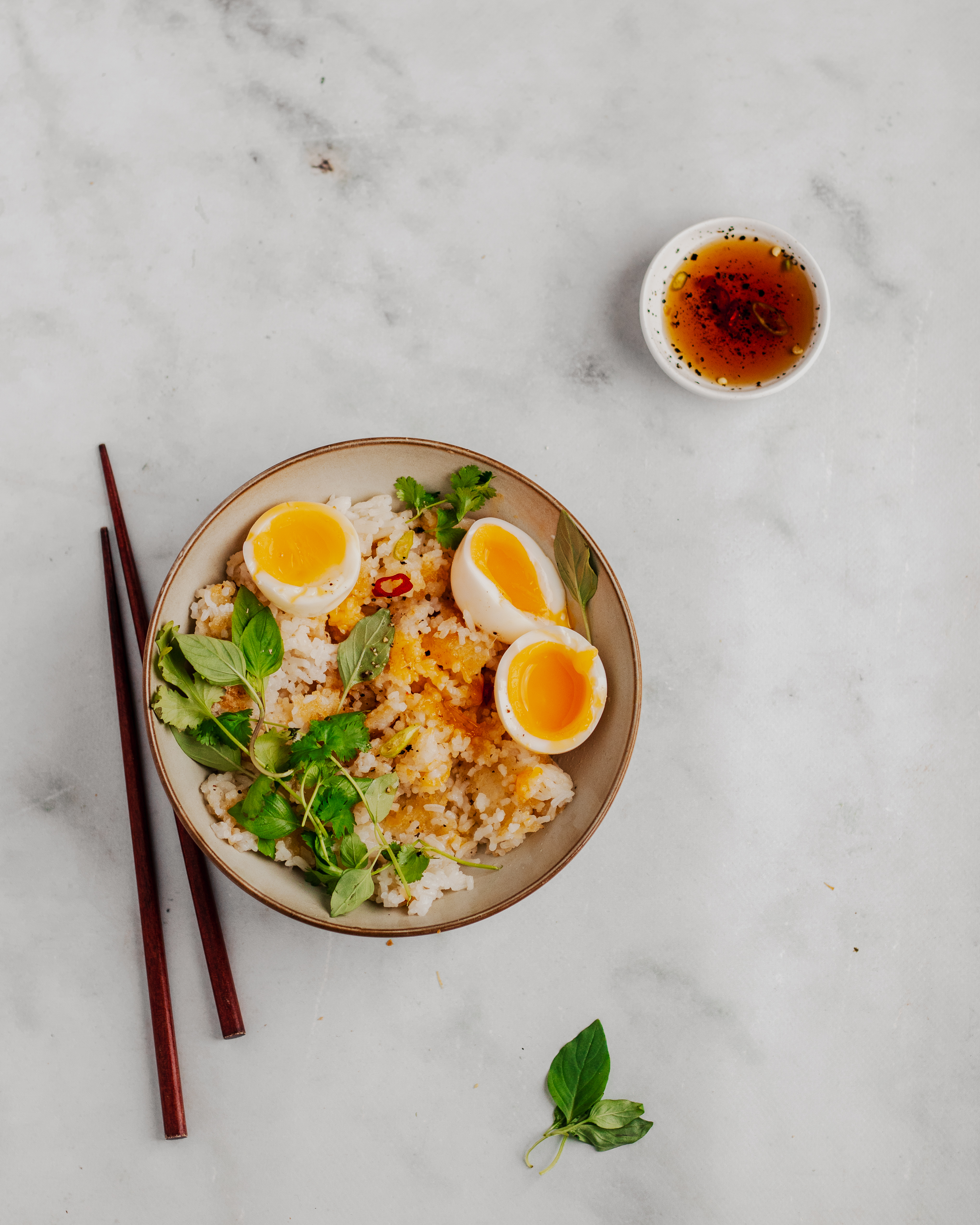 Krokante rijst met ei en Vietnamese saus: klaar in 15 minuten! - Culy