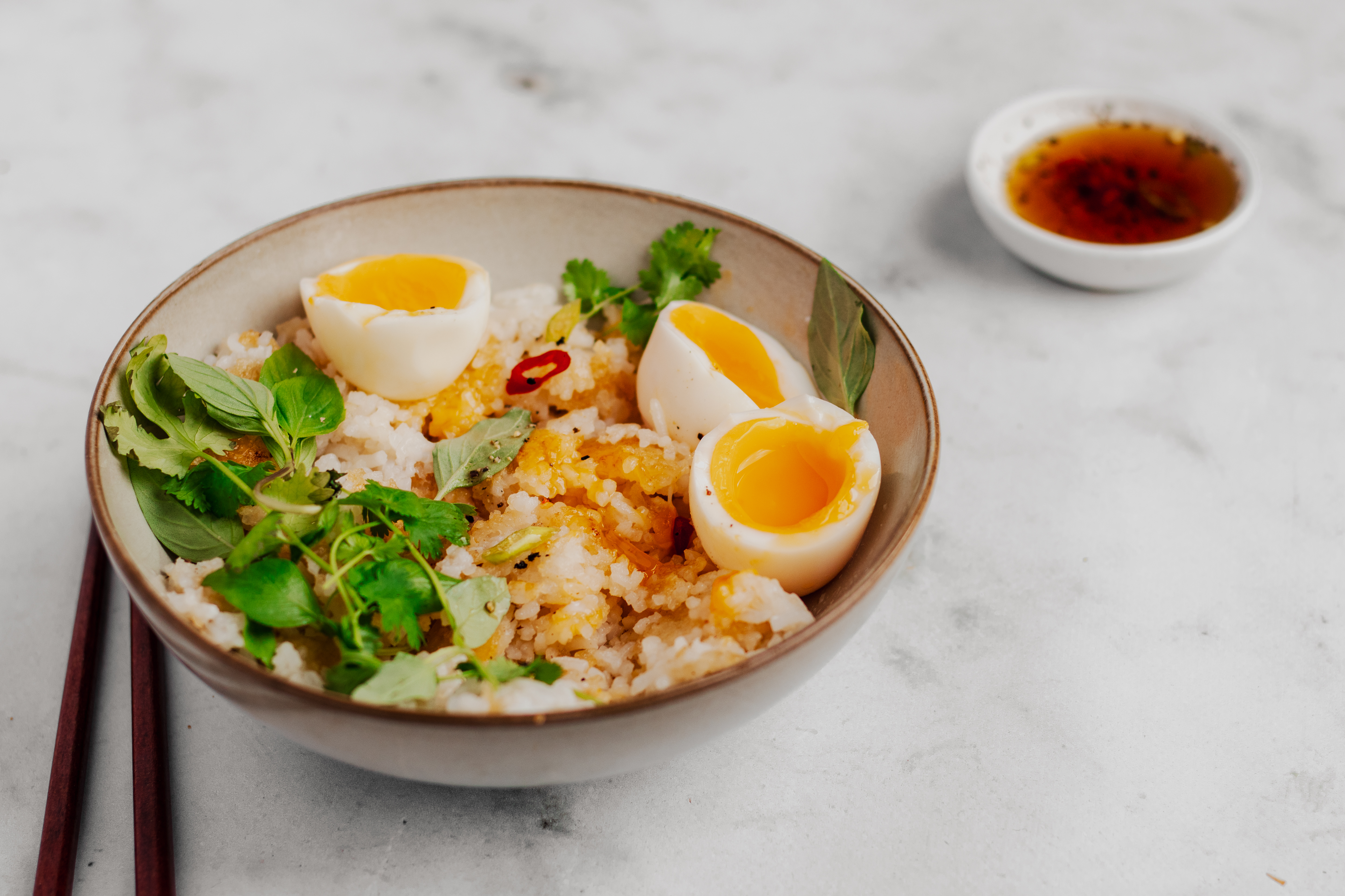 Krokante rijst met ei en Vietnamese saus: klaar in 15 minuten! - Culy