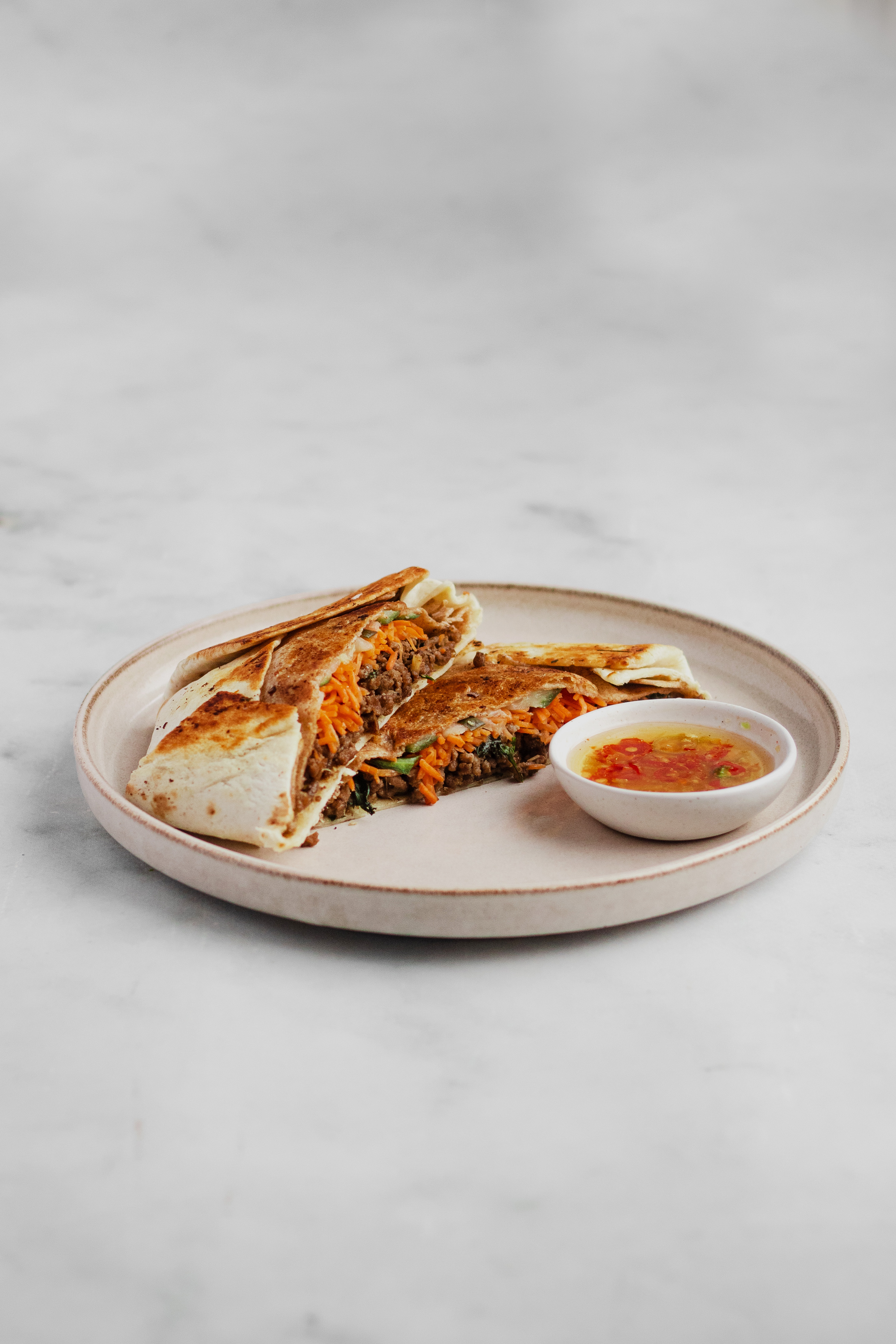 Banh mi crunchwrap: krokante wraps met gehakt en Vietnamese dipsaus - Culy